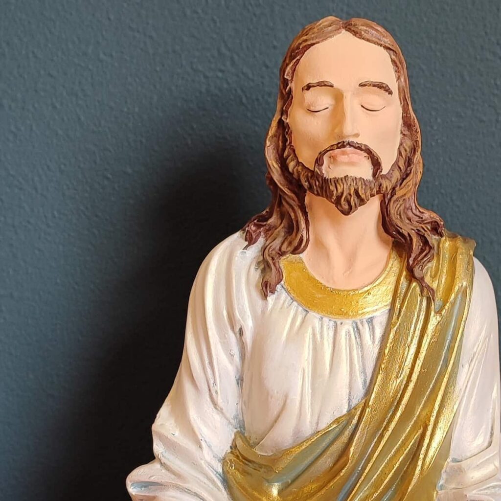 Cómo Integrar la Figura de Jesús Meditando en tu Hogar | Solar Decoración